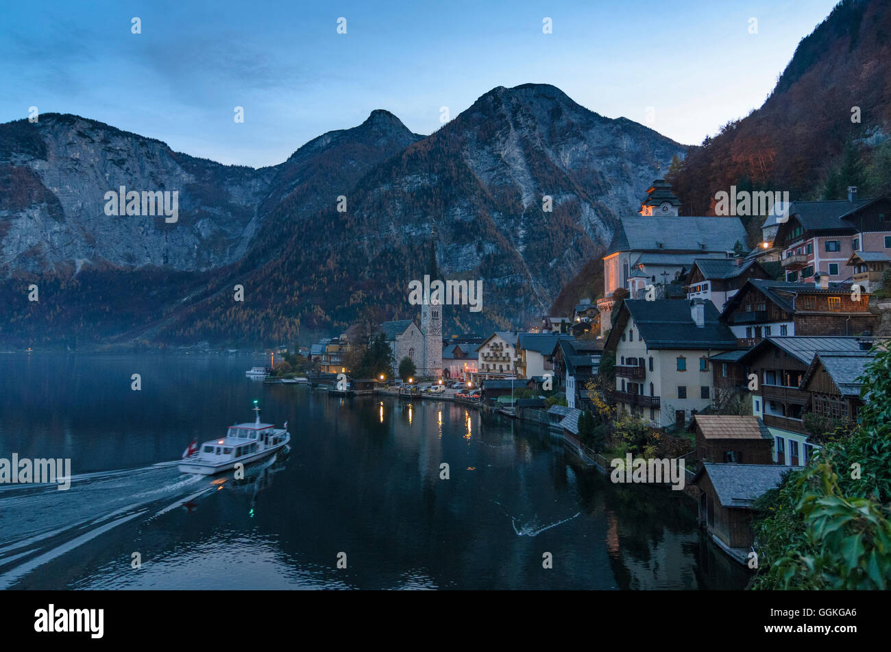 Hallstatt: Center am Hallstättersee mit Fährhaus, vor dem ...