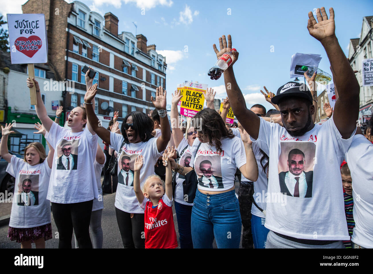 London, UK. 6. August 2016. Angehörige von Jermaine Baker, die letztes ...