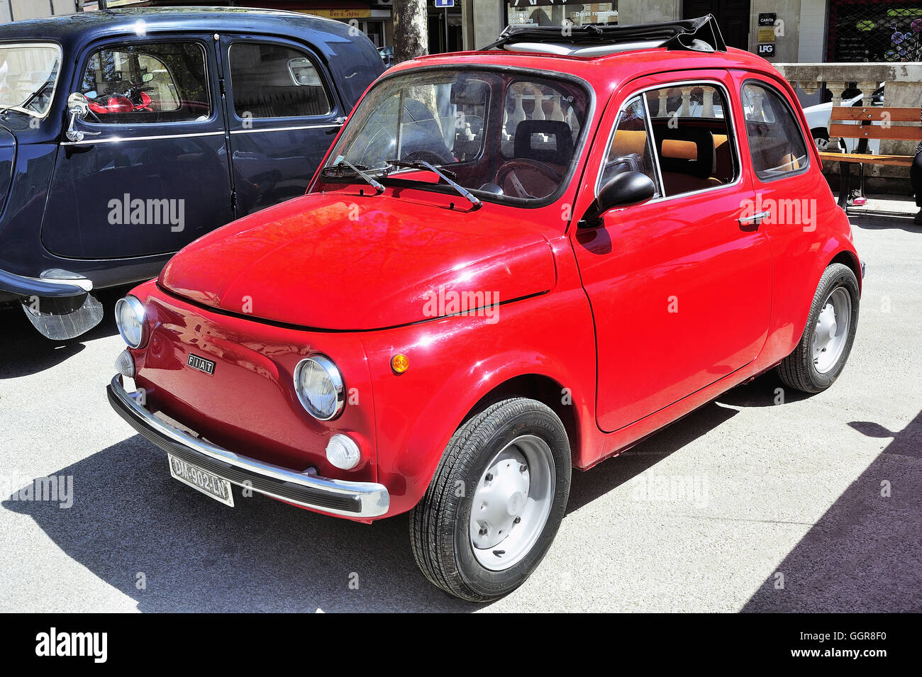 Fiat 500 rot fotografiert in Oldtimerrallye Rathausplatz in der Stadt ...