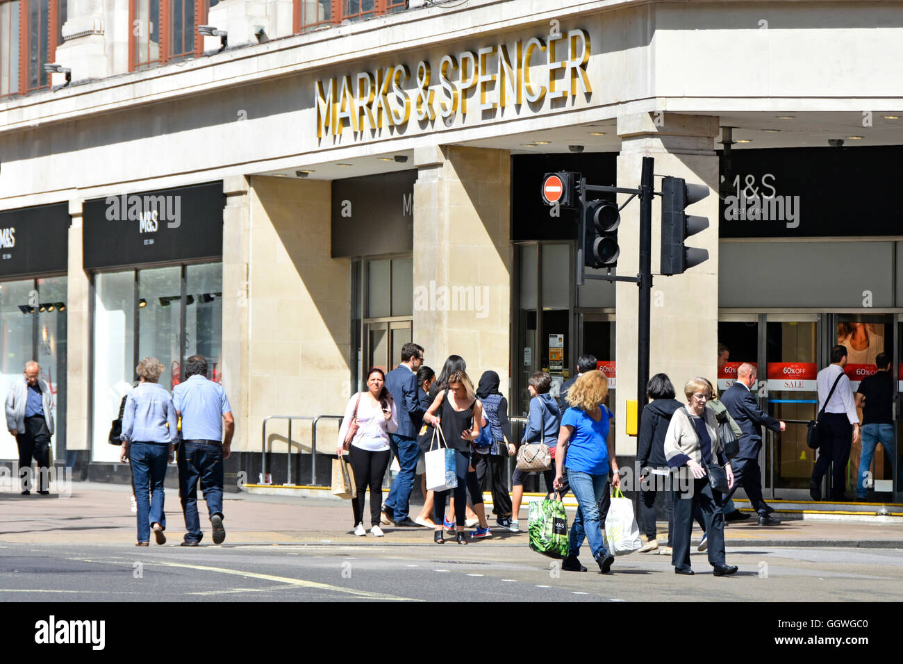 West End Shopper in Oxford Street vor dem Eingang zum Marks und Spencer ...