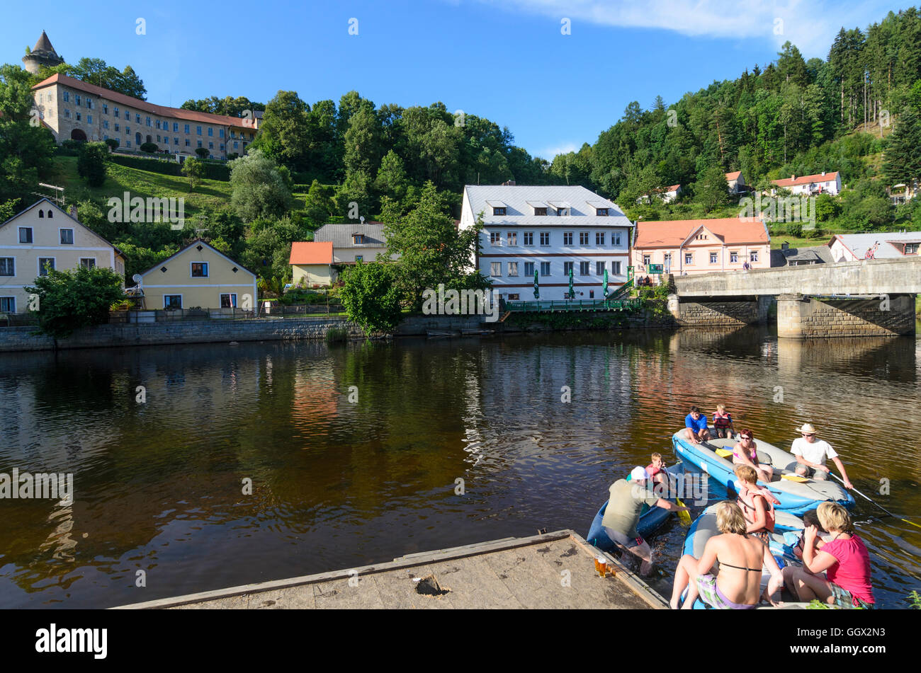 Vltava moldau fluss mit paddlern und rozmberk burg schloss rosenberg ...