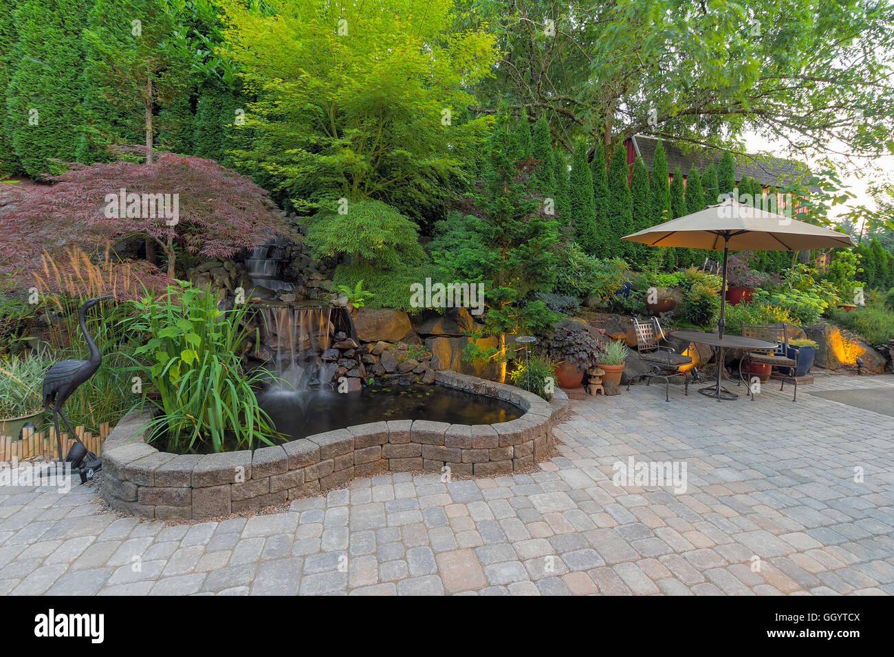 Hinterhof, garten -Fotos und -Bildmaterial in hoher Auflösung – Alamy