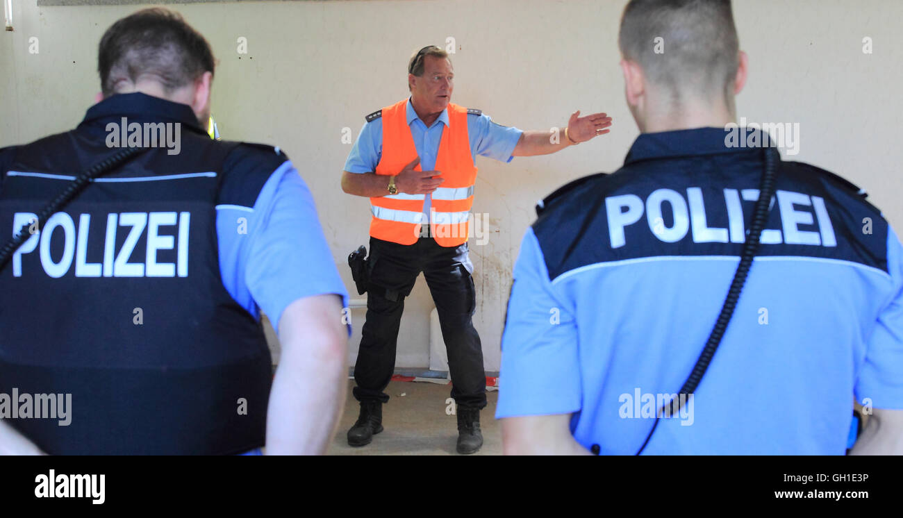 Seeland, Deutschland. 8. August 2016. Polizei-Inspektor Ruediger Dainat ...