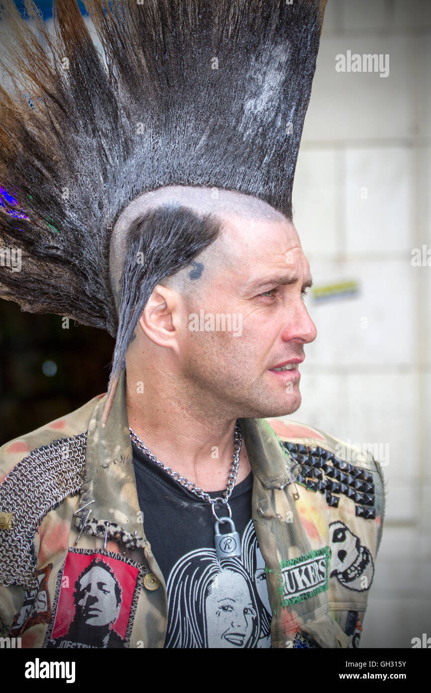 Frisur rocker -Fotos und -Bildmaterial in hoher Auflösung – Alamy