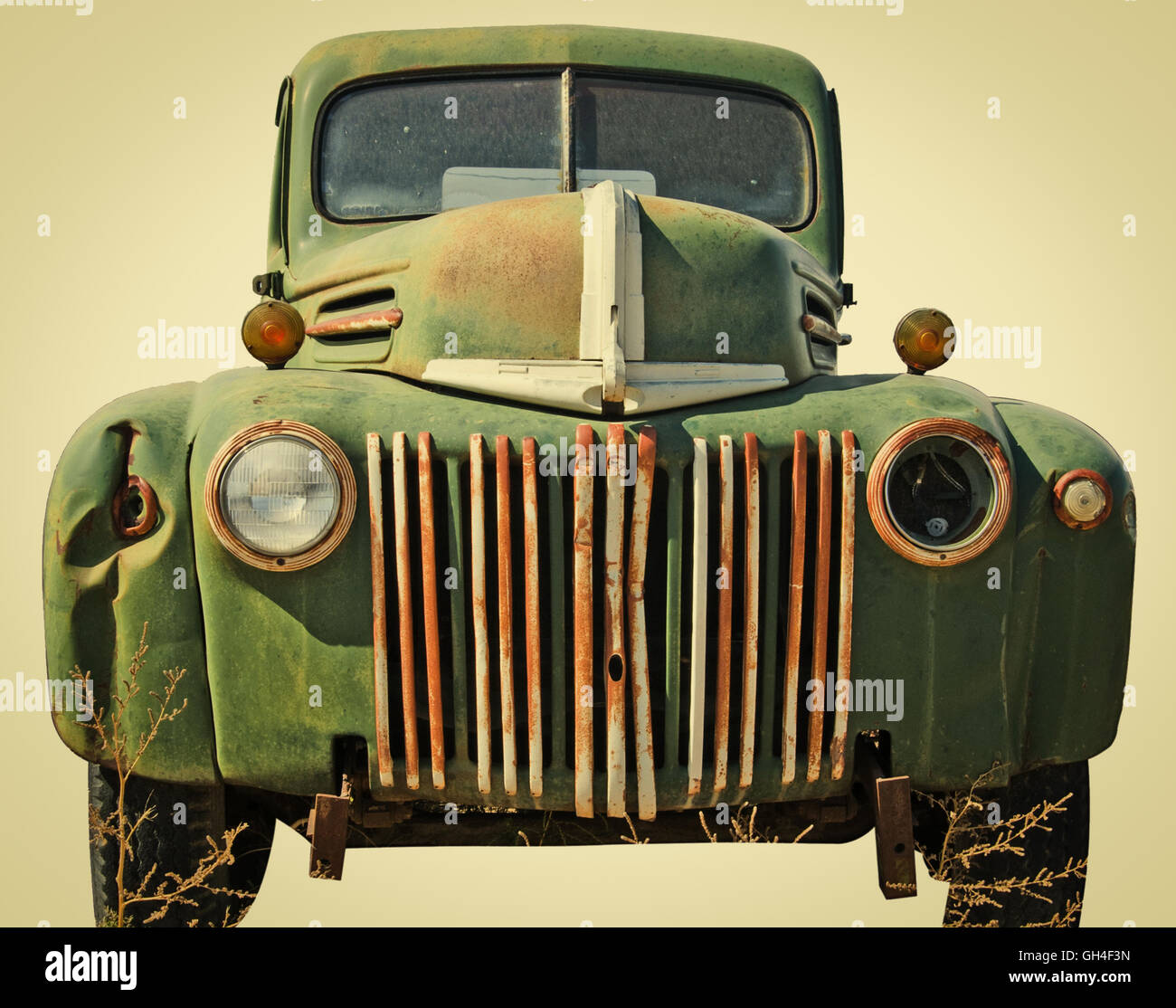 Verbeult, Abholung LKW aus einem Schrottplatz ausgeschnitten. Isoliert ...