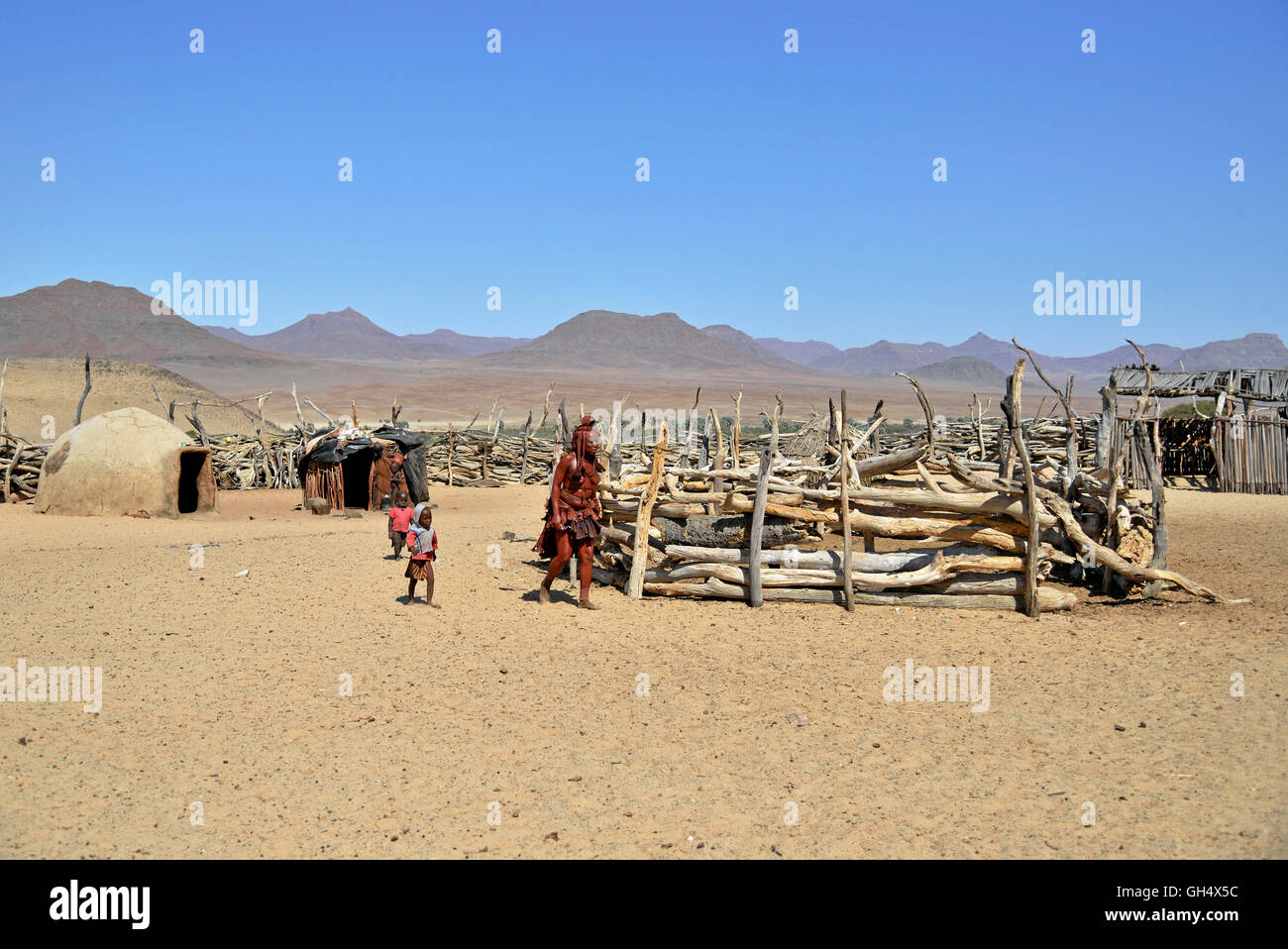 Himba siedlung -Fotos und -Bildmaterial in hoher Auflösung – Alamy