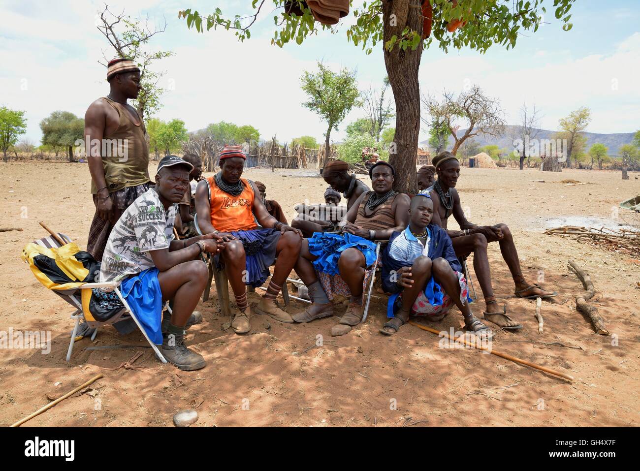 Himba tribal chief -Fotos und -Bildmaterial in hoher Auflösung – Alamy