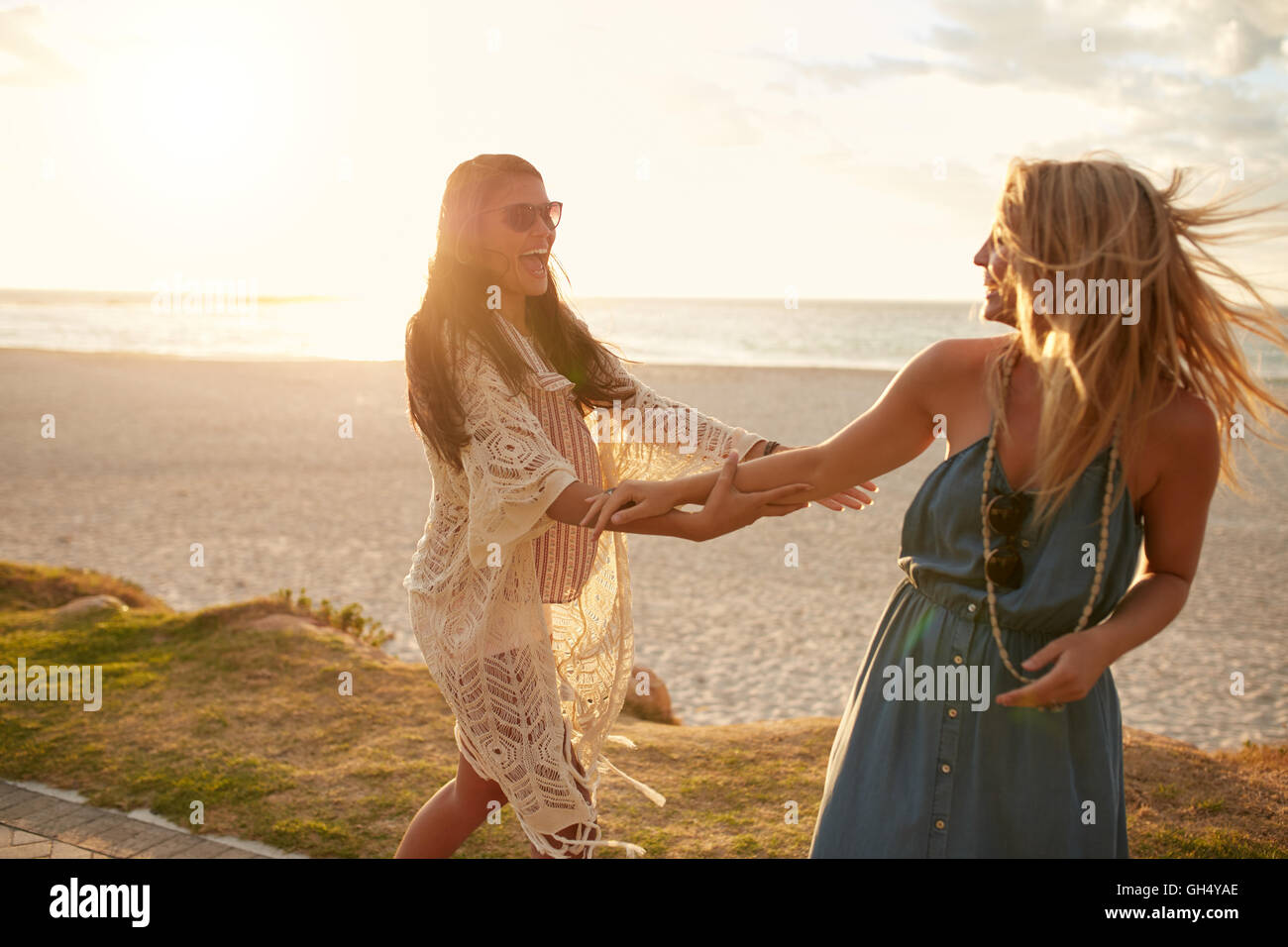 Frauen als freunde -Fotos und -Bildmaterial in hoher Auflösung – Alamy