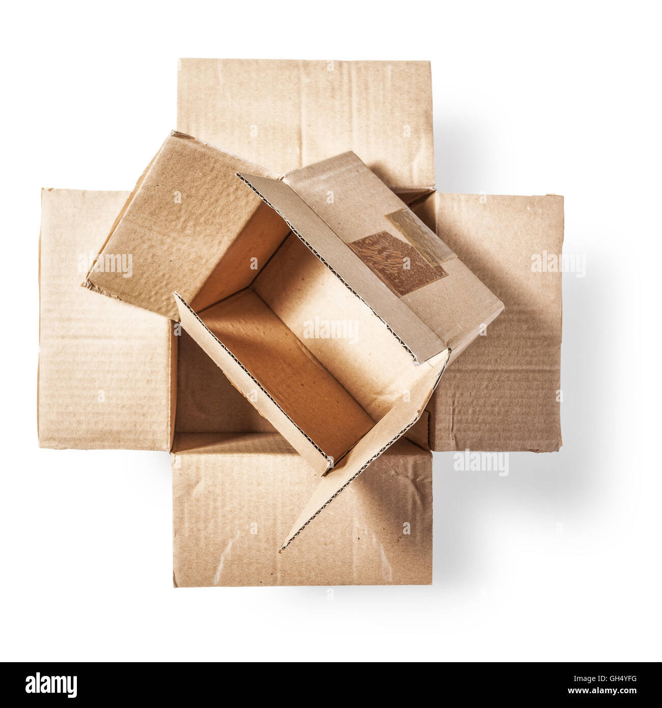 Offene Kartons. Verpackungsmaterial. Objekt isoliert auf weißem ...