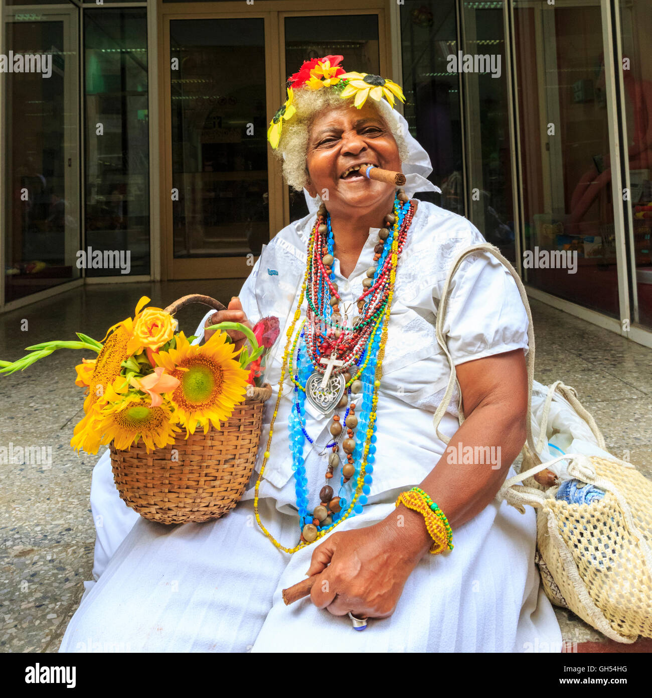 Kubanerin mit zigarre -Fotos und -Bildmaterial in hoher Auflösung – Alamy