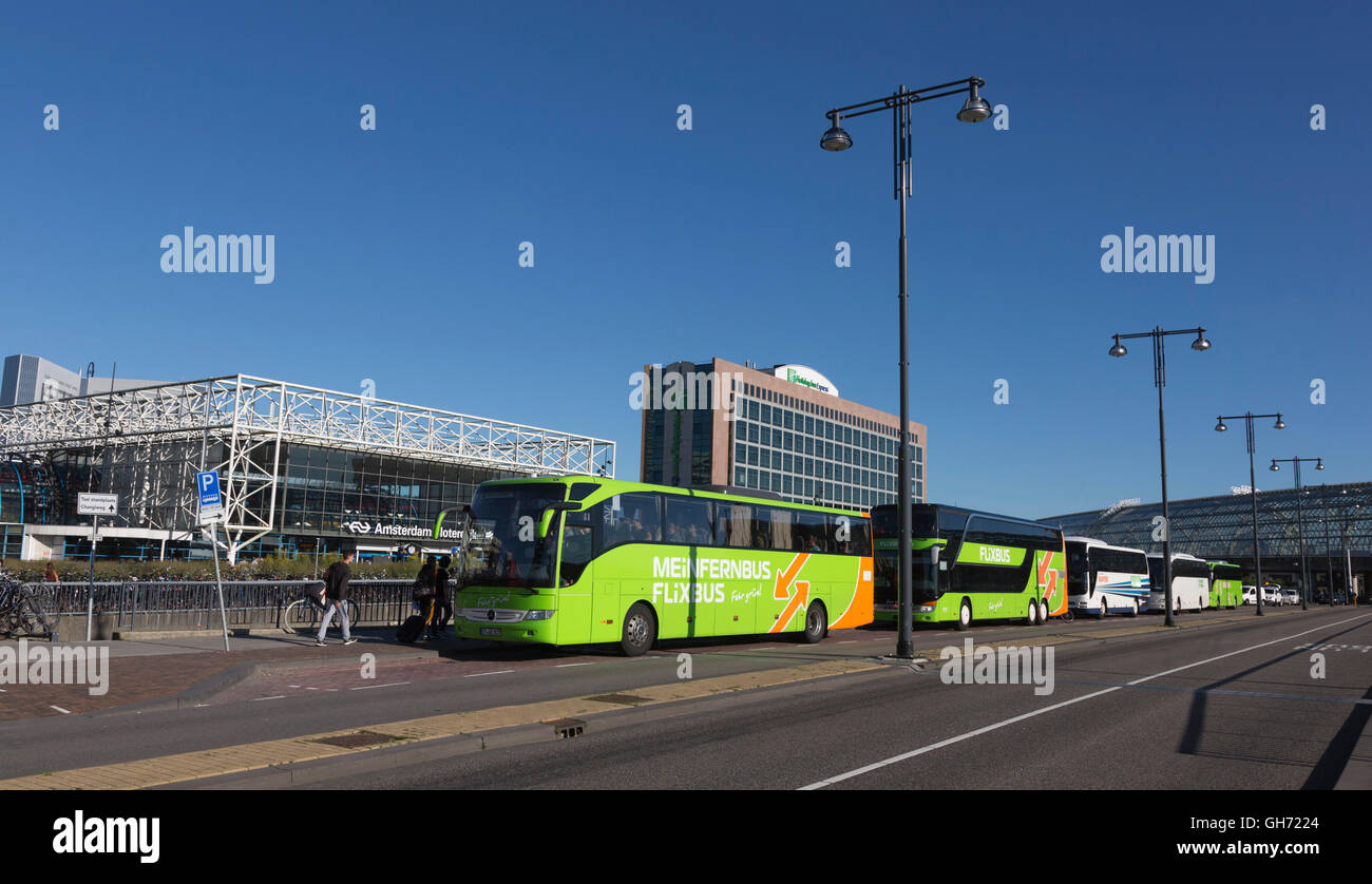 Internationalen Busbahnhof mit Flixbus Trainer am Bahnhof Sloterdijk in ...