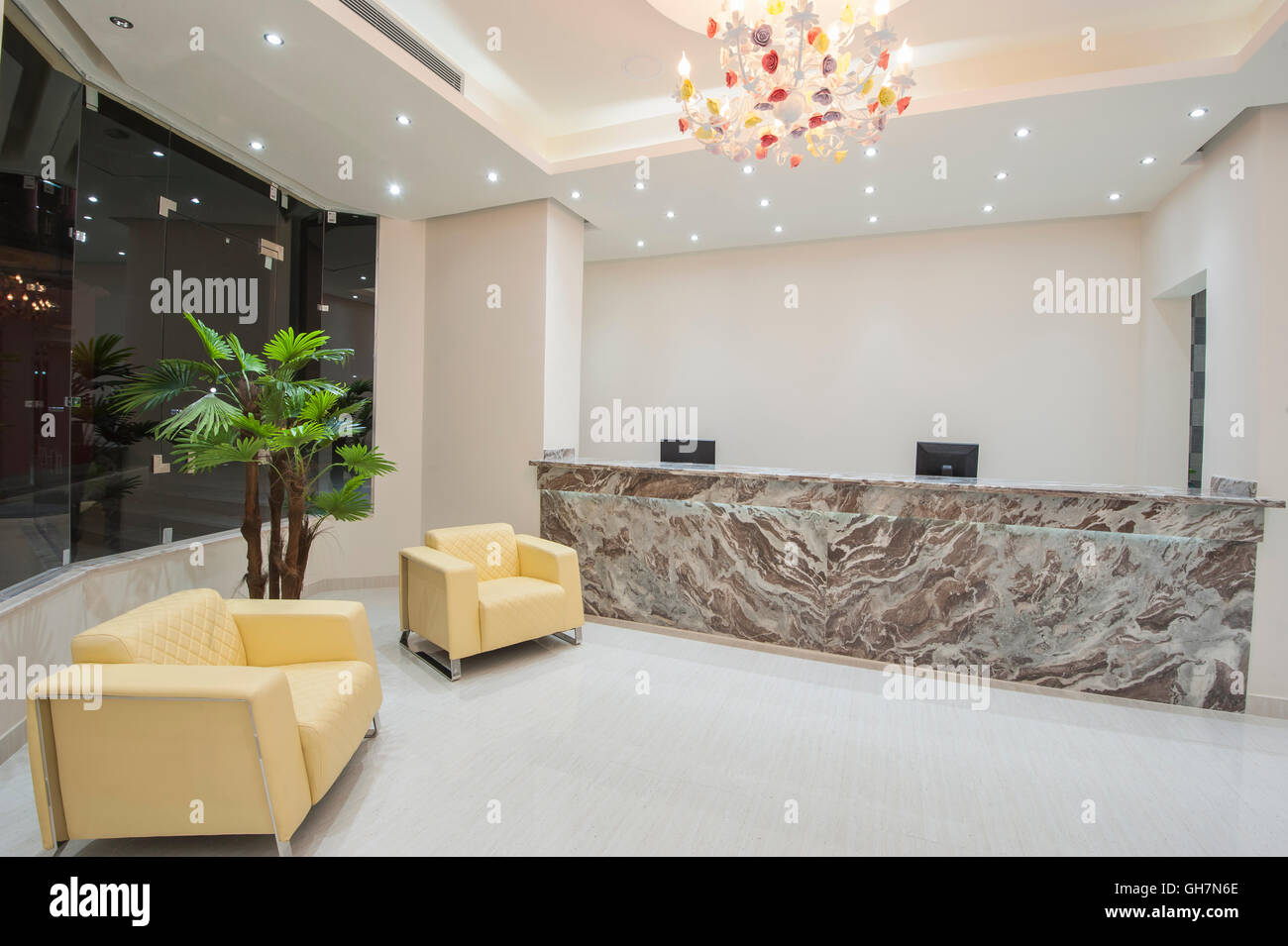 Inside luxury hotel lobby -Fotos und -Bildmaterial in hoher Auflösung ...