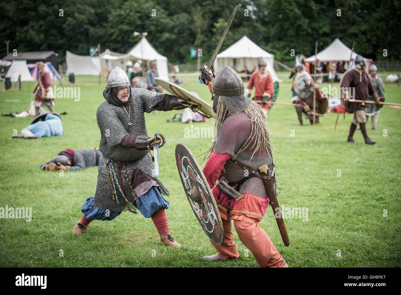 Wikinger Reenactment der Schlacht. Zwei Krieger kämpfen Stockfotografie ...