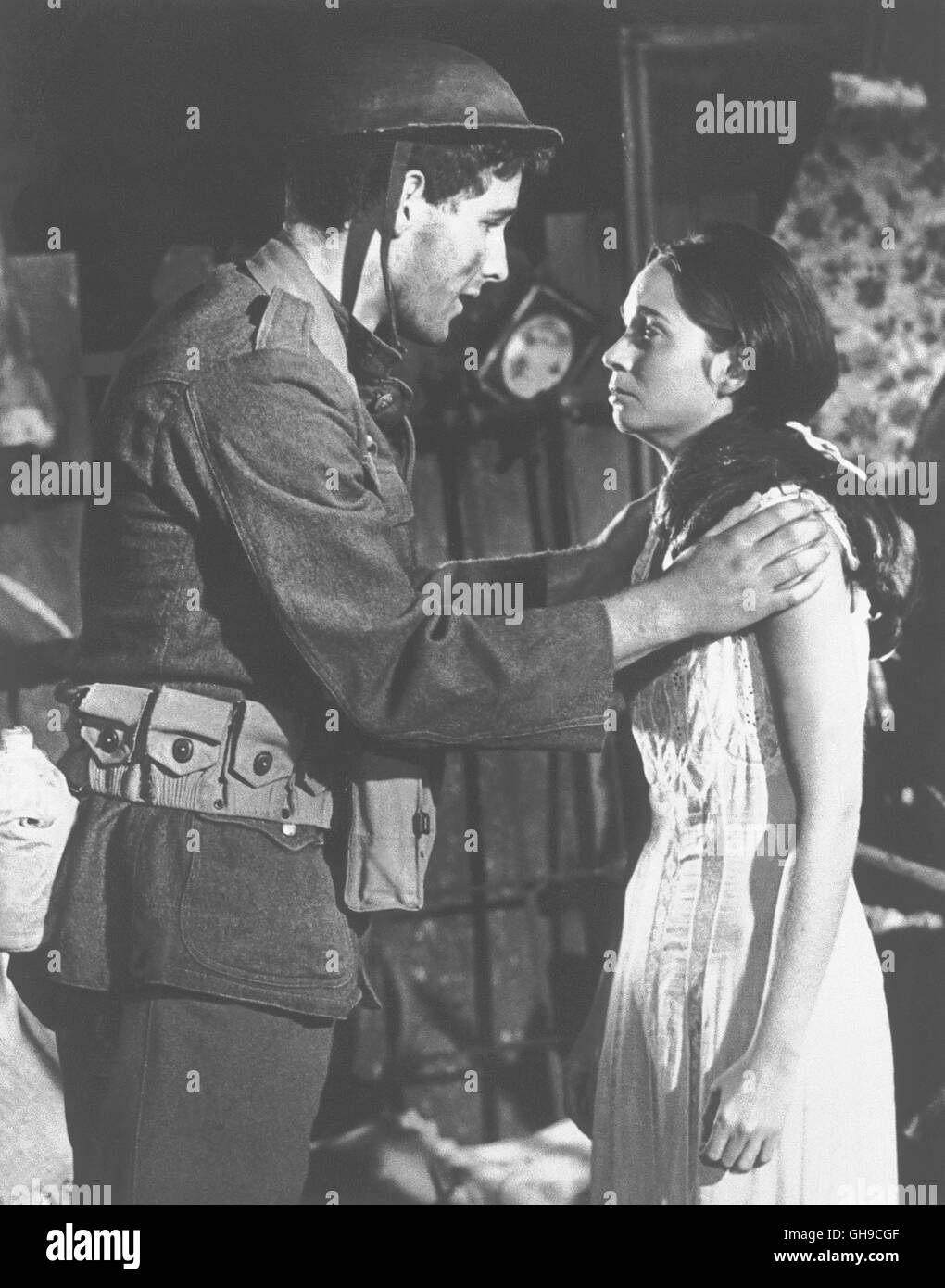 TIMOTHY BOTTOMS (Joe Bonham), KATHY FIELDS (Ein Mädchen) Film ...