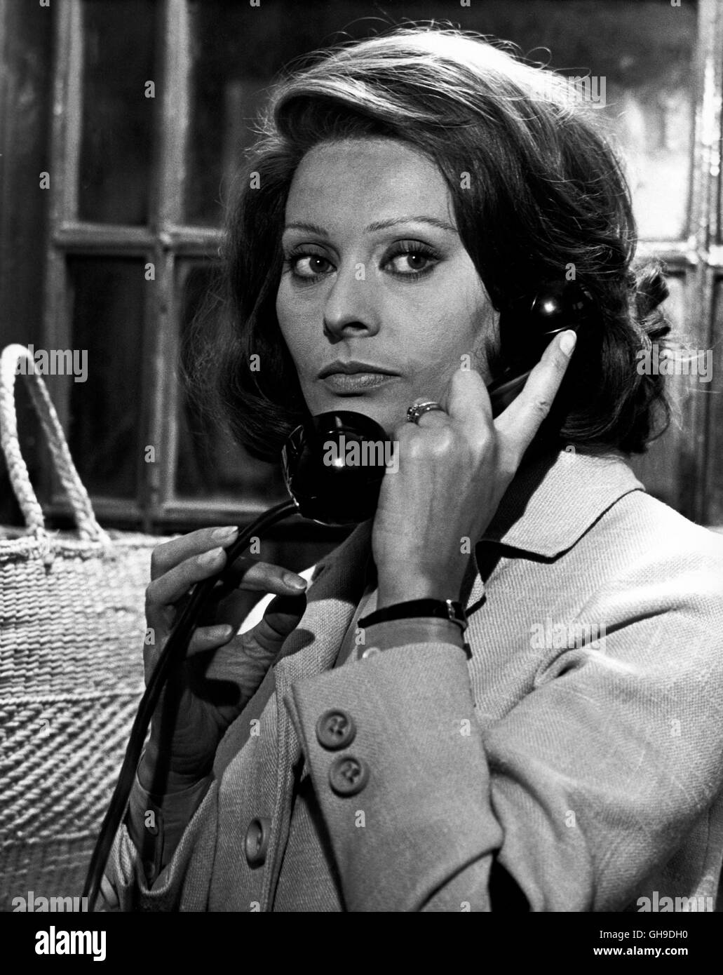 SOPHIA LOREN (Anna Jesson) bin Telefon. Film, Fernsehen, Liebesfilm ...