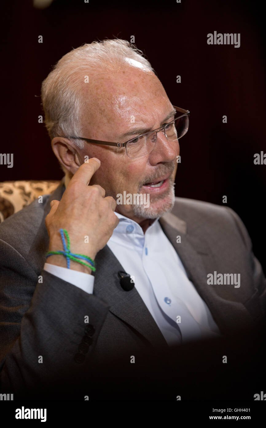 Franz Beckenbauer spricht in einem Interview im Hotel Adlon in Berlin ...