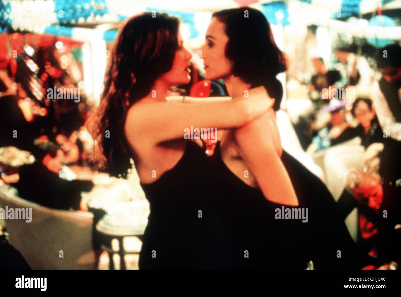 Mimi (EMMANUELLE SEIGNER) Zieht Die Scheue Fiona (KRISTIN SCOTT THOMAS) in Ihren Bann... Regie ...