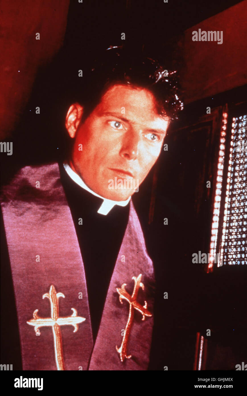 Thomas Cusack (CHRISTOPHER REEVE) ist Pater der Kirche St. Maria. Bei ...
