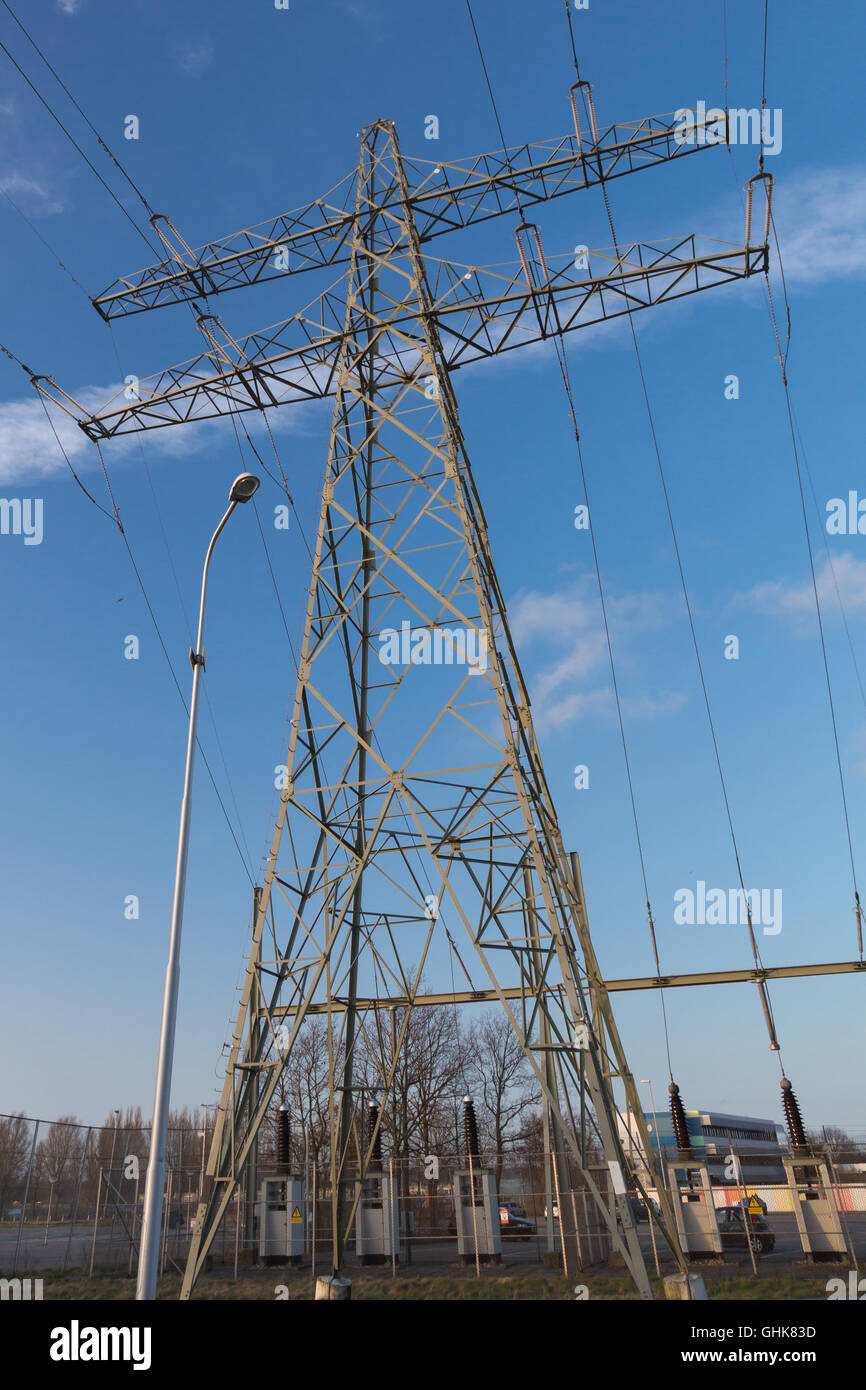 Stromleitungen mast -Fotos und -Bildmaterial in hoher Auflösung – Alamy