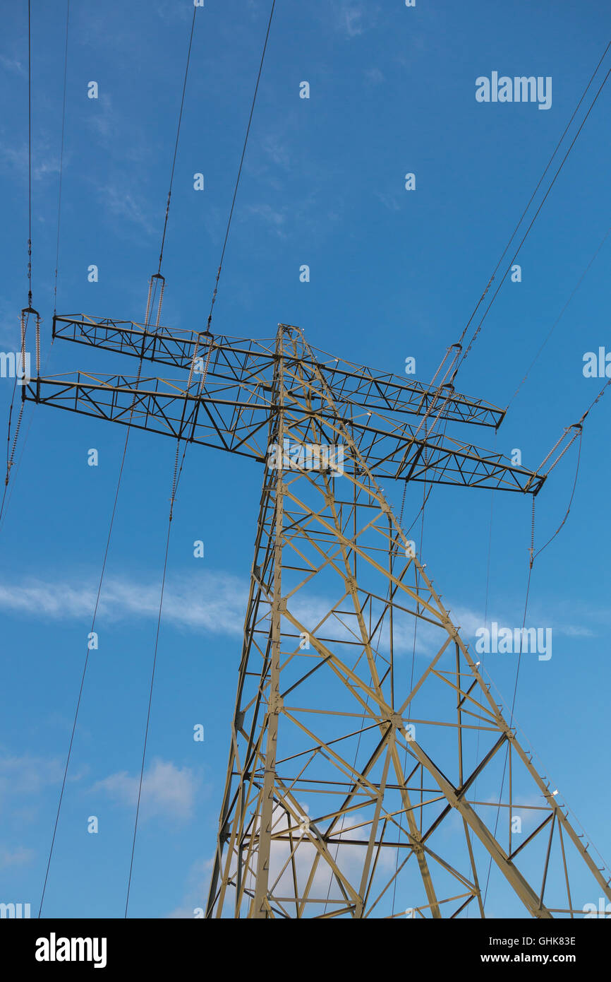 Überland Stromleitungen und Mast für Energietransport Stockfotografie ...