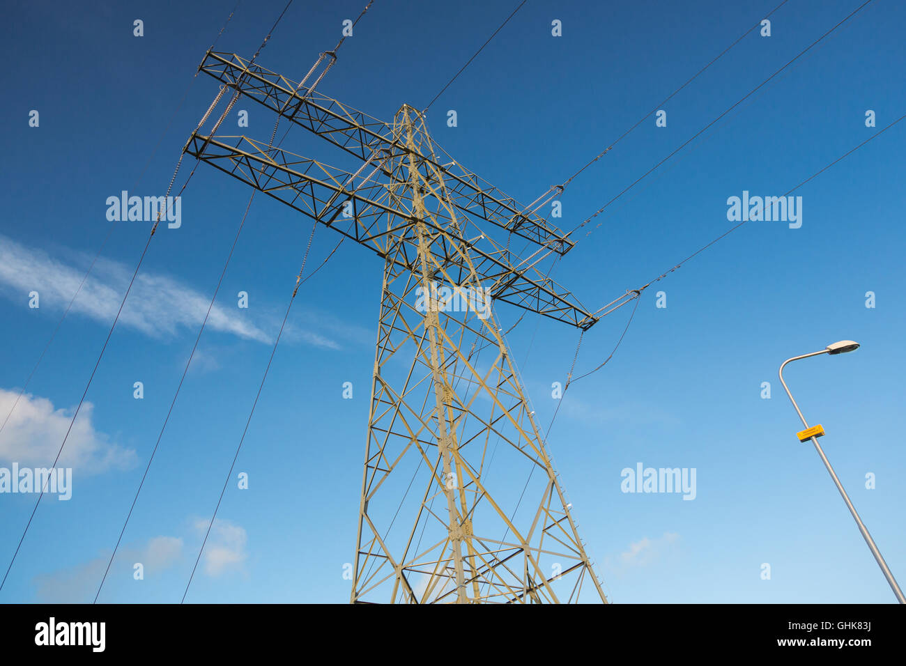 Überland Stromleitungen und Mast für Hochspannung Energietransport ...