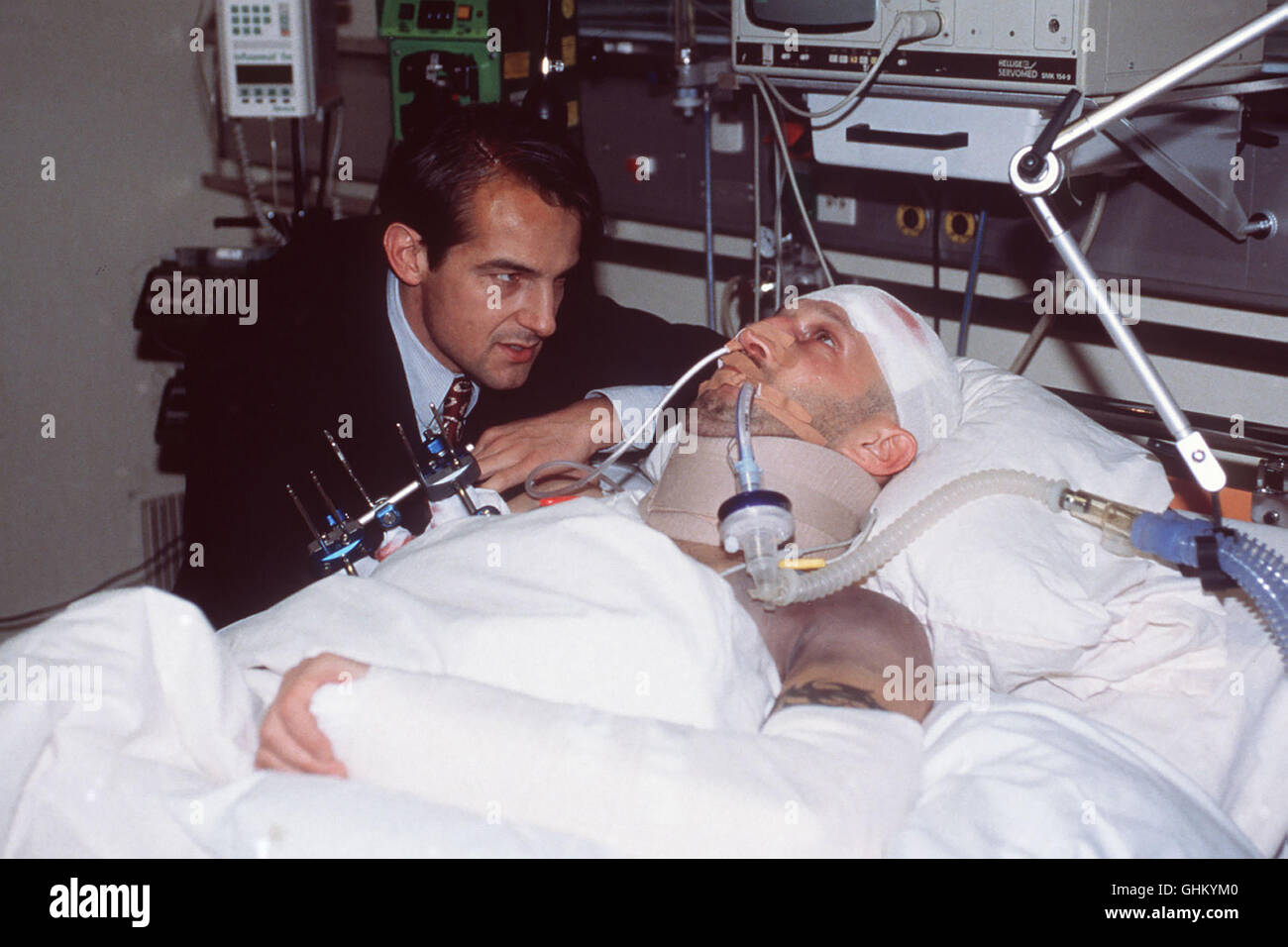 Foto: Der Polizeipsychologe Dominik Born (HANS-WERNER MEYER) bin Bett ...