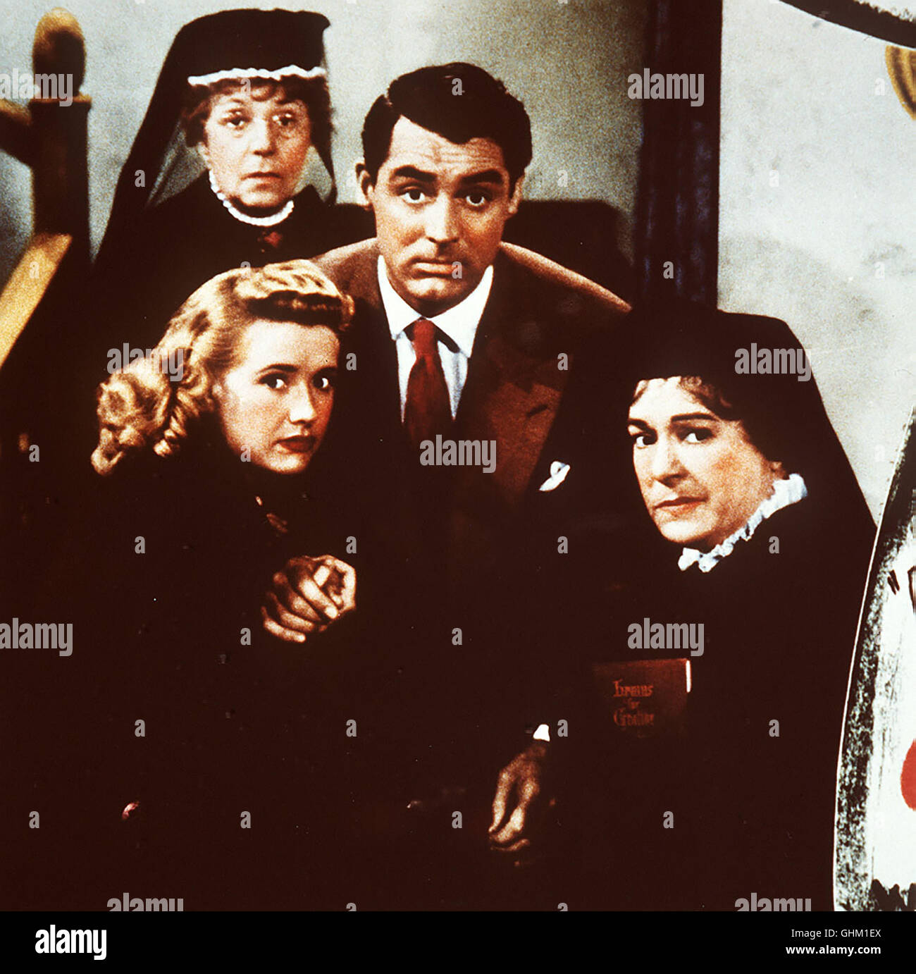 Mortimer (CARY GRANT) Stellt Mit Entsetzen Fest, Daß seine Beiden ...