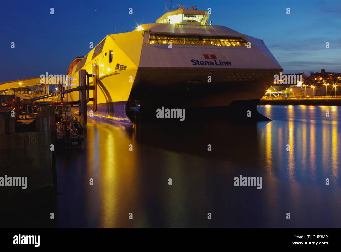 High speed ship -Fotos und -Bildmaterial in hoher Auflösung – Alamy