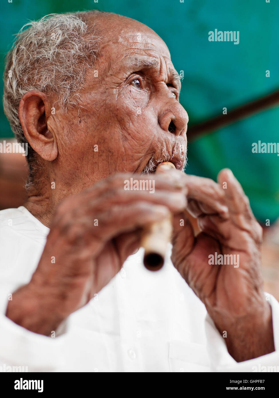 Master Musiker Yim Saing spielt die Kloy in seinem Haus in Phnom Penh ...