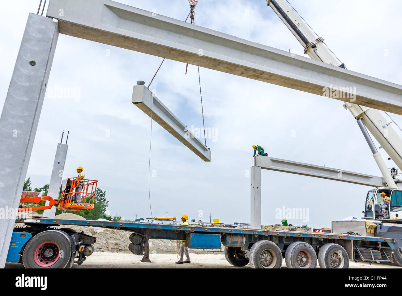 Mobiler Kran ist Carry Beton Unterzug, riesige Montagehalle ...