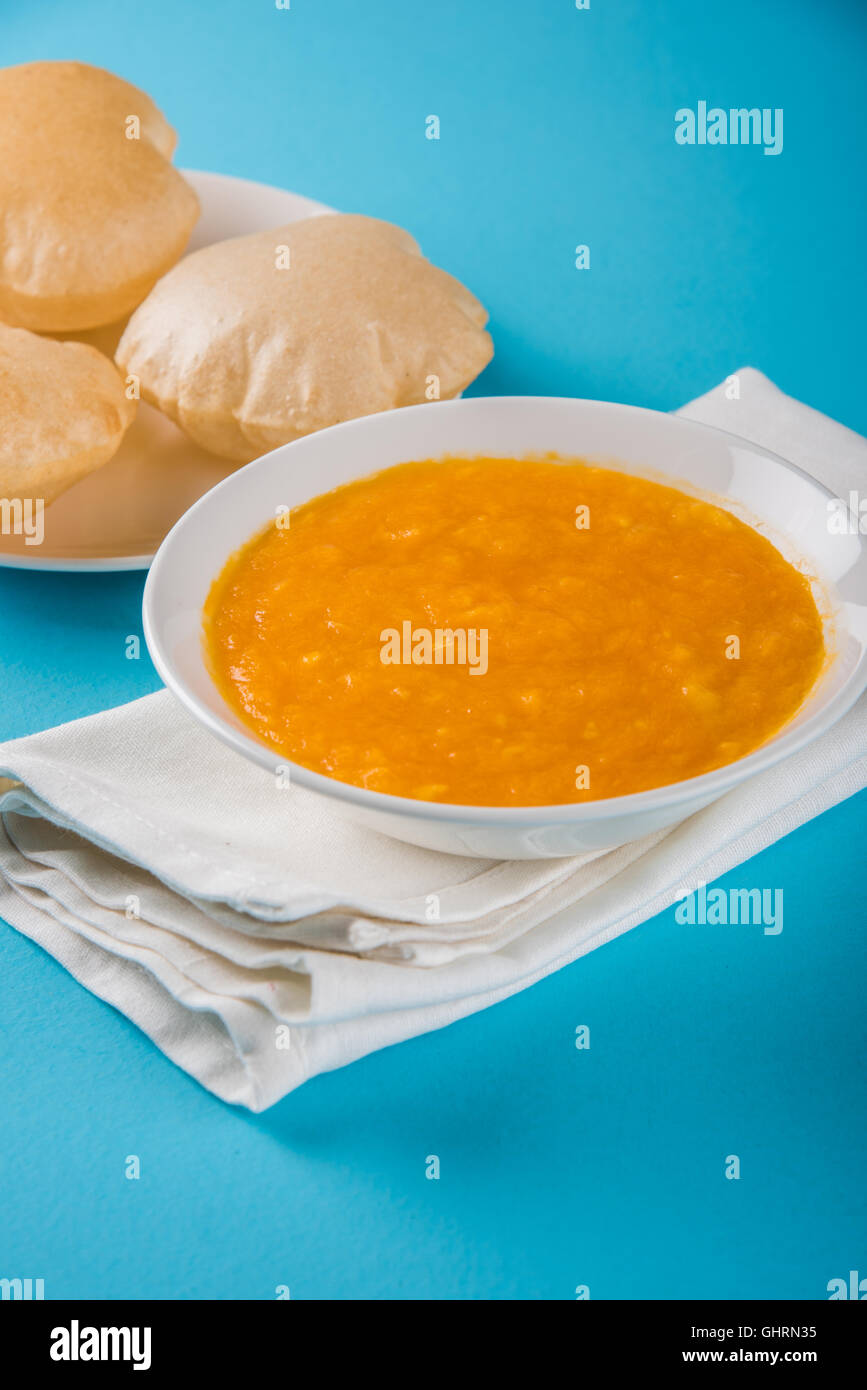 Aamras oder Aam Ras Puri: Puri ist eine indische gebratene kleine Brot ...