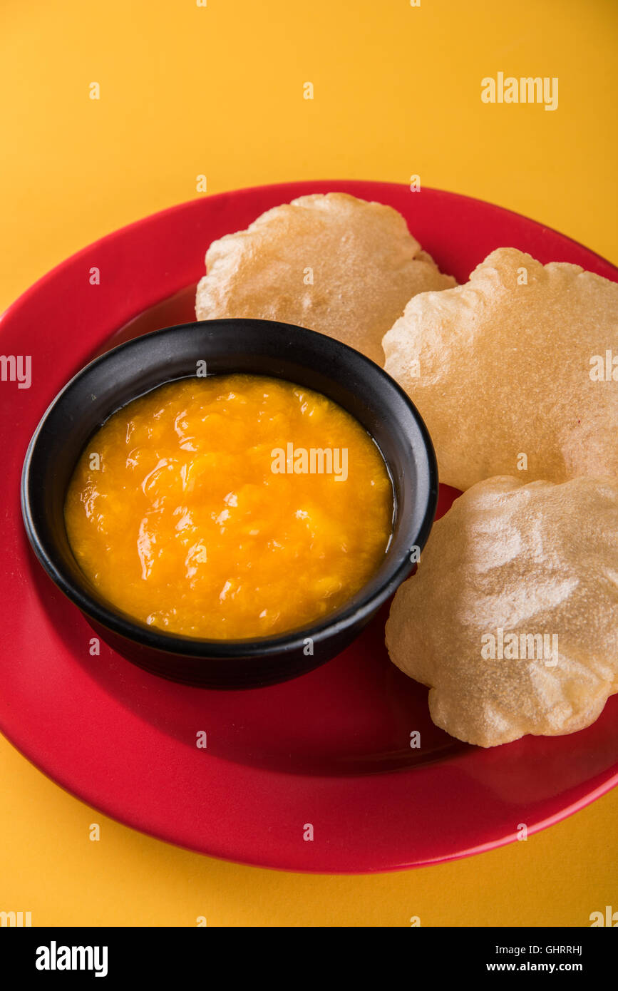 Aamras oder Aam Ras Puri: Puri ist eine indische gebratene kleine Brot ...