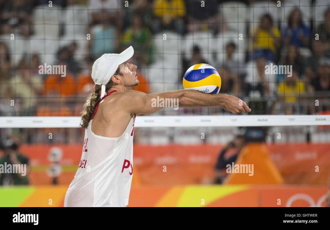 Beach volleyball aktion -Fotos und -Bildmaterial in hoher Auflösung – Alamy