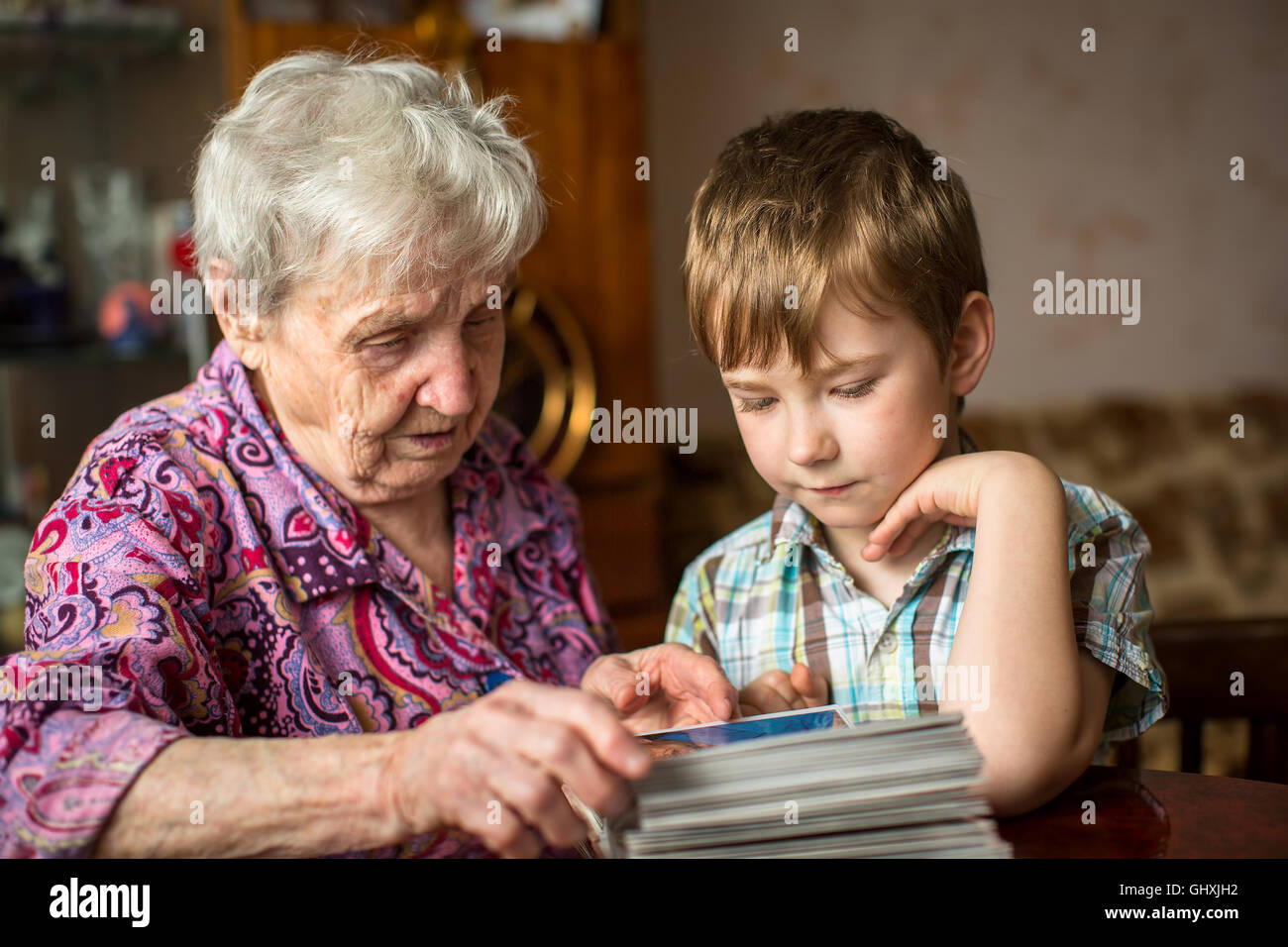 Oma zeigt Enkel Foto-Album Stockfotografie - Alamy