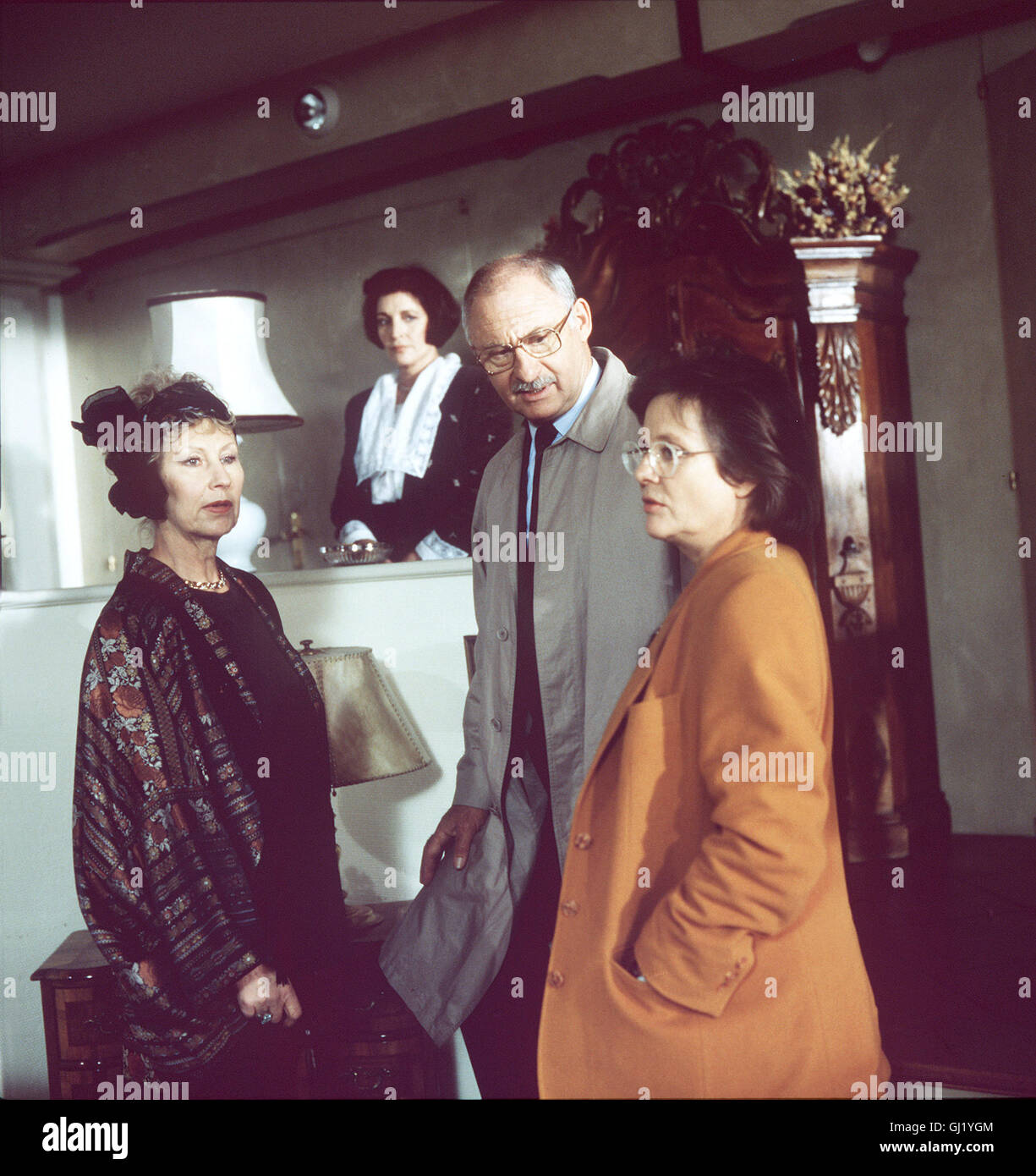 DER ALTE-Szene Mit LOTTE LEDL (Stefanie Kaiser), CHRISTINE WODETZKY ...