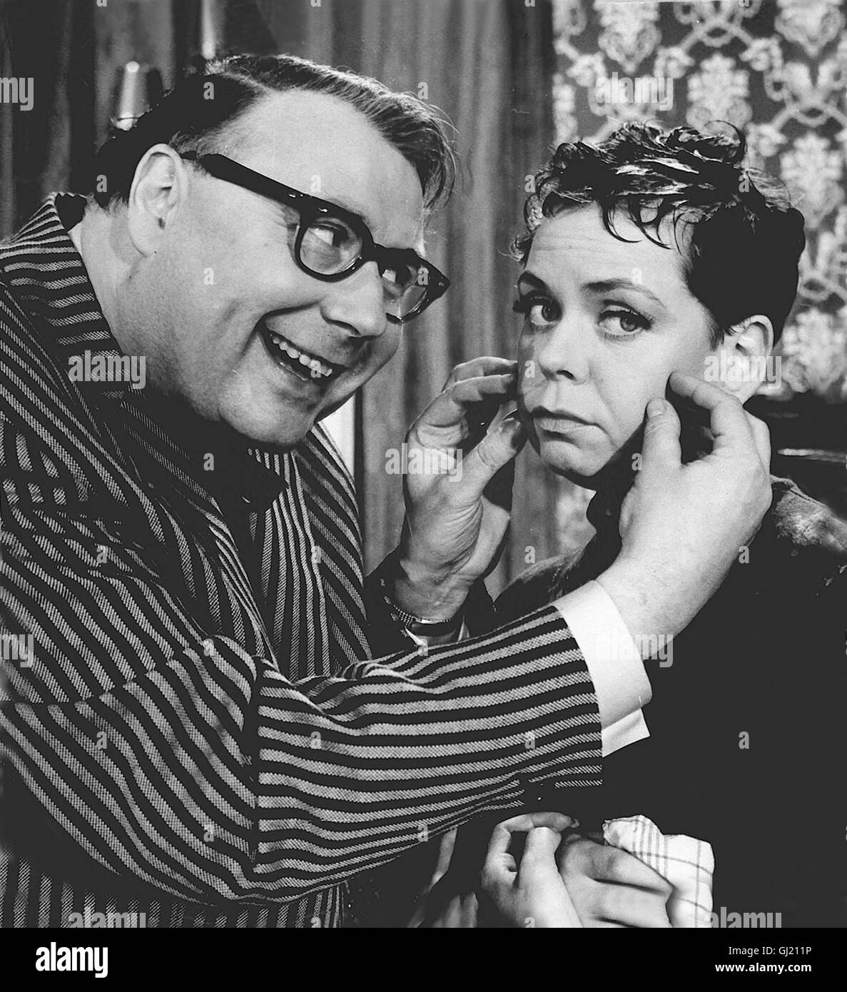 ACH, EGON - Eine Heitere VerwechslungsKomödie Höhle Umm Kinderarzt Egon ...