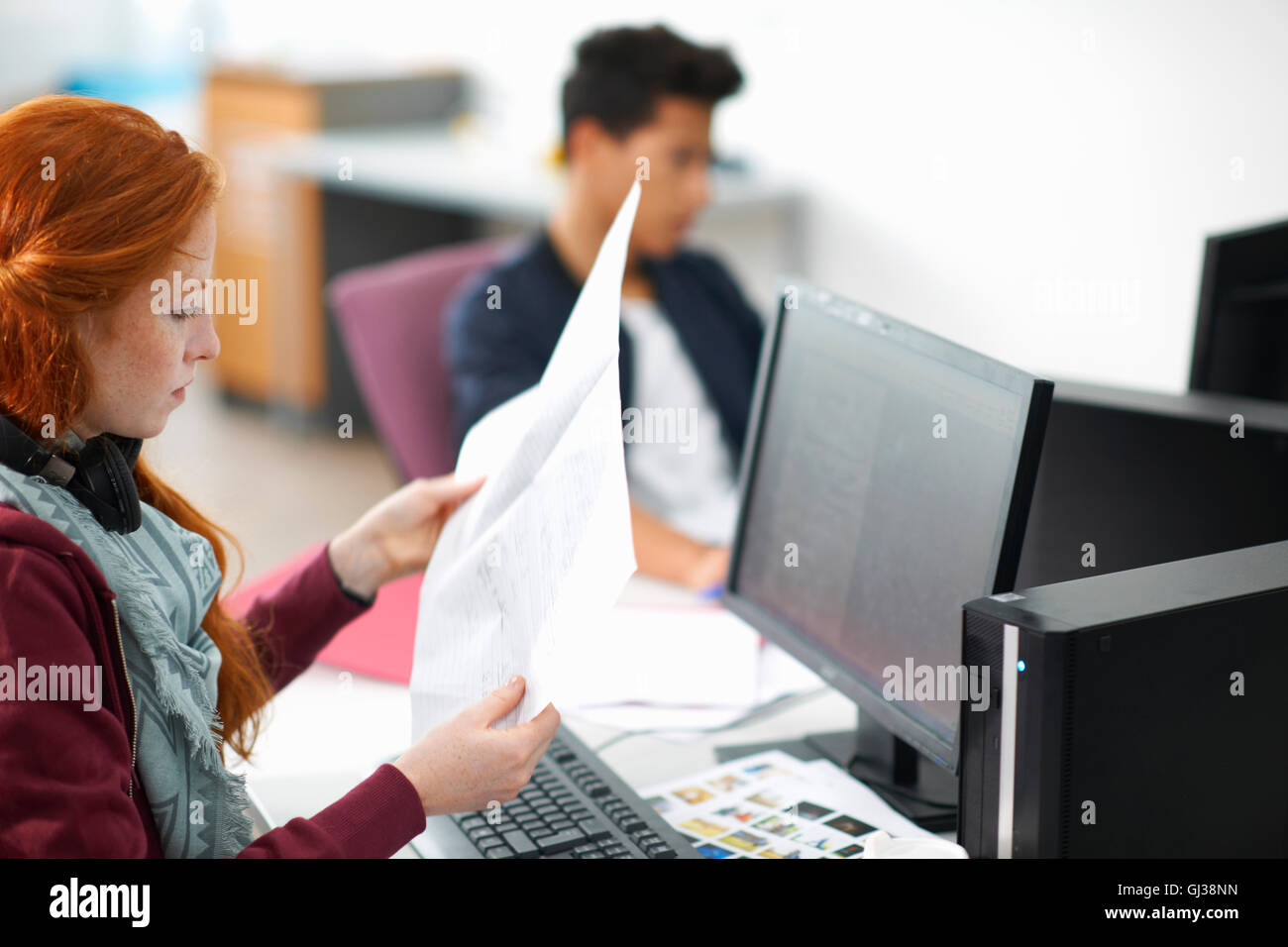 Female student computer -Fotos und -Bildmaterial in hoher Auflösung – Alamy