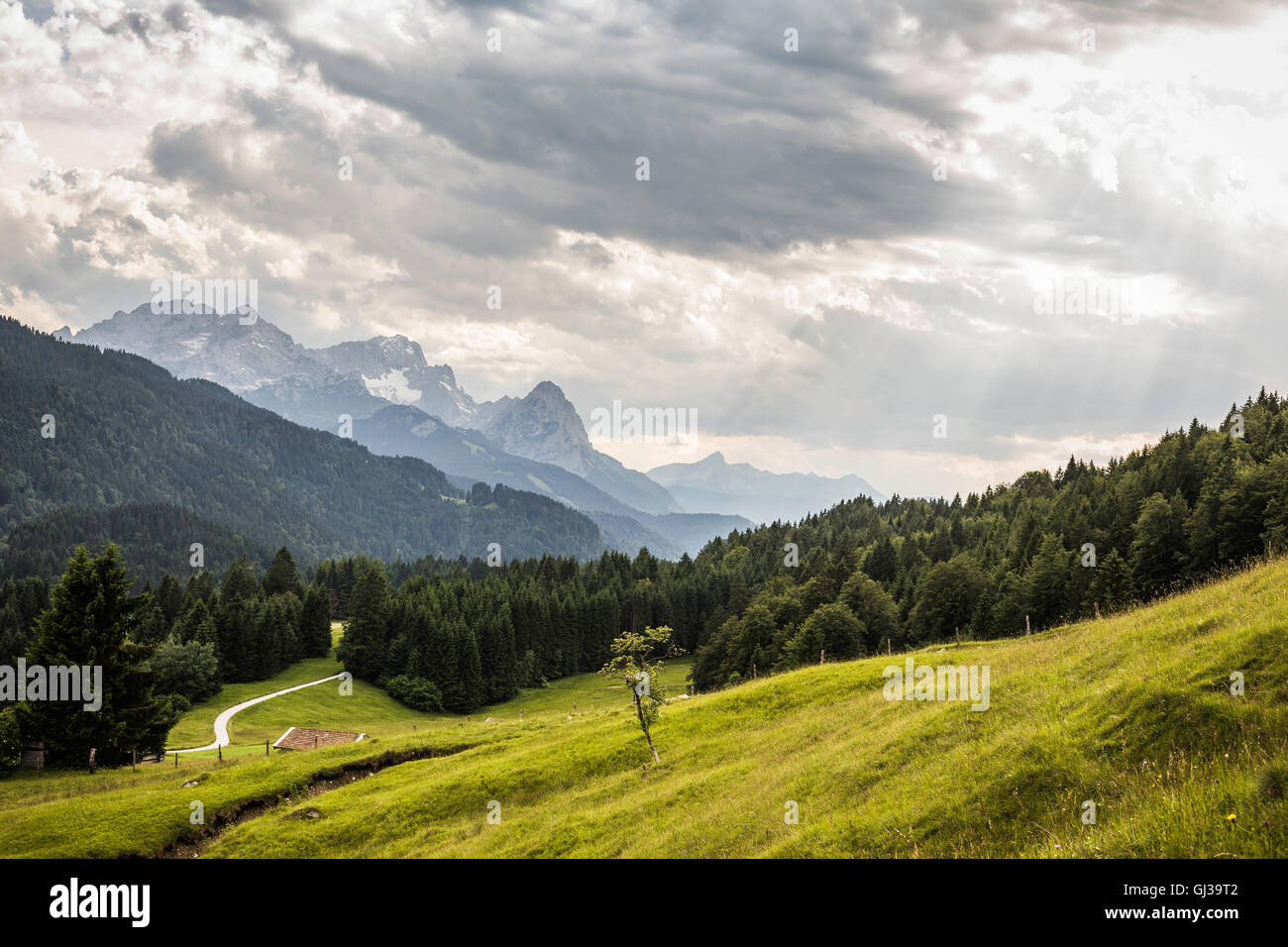 Blick ins Deutsche Alpen; höchsten deutschen Berg Zugspitze im ...