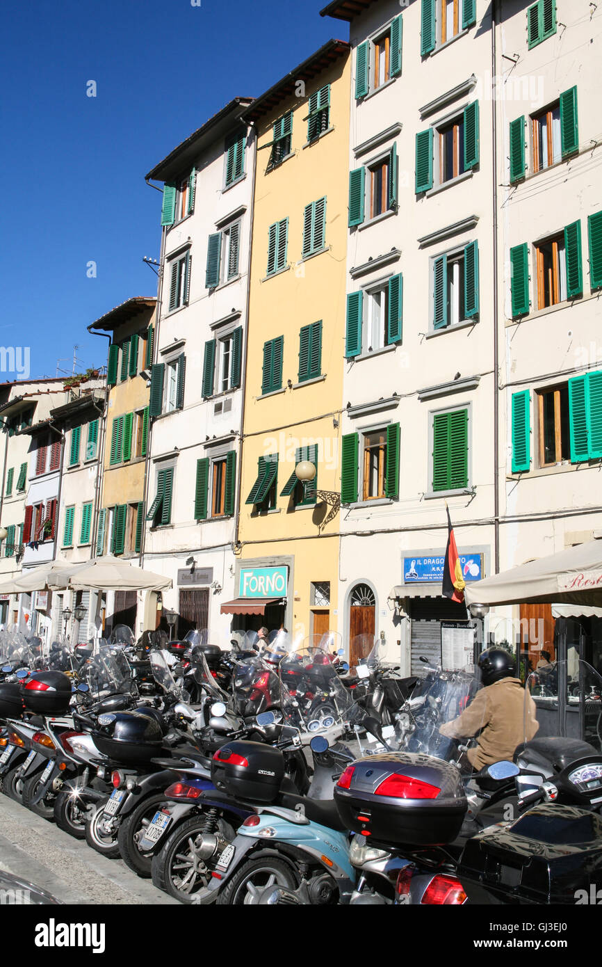 Scooter, Parkplatz vor der zentralen Markthalle, Mercato Centrale ...