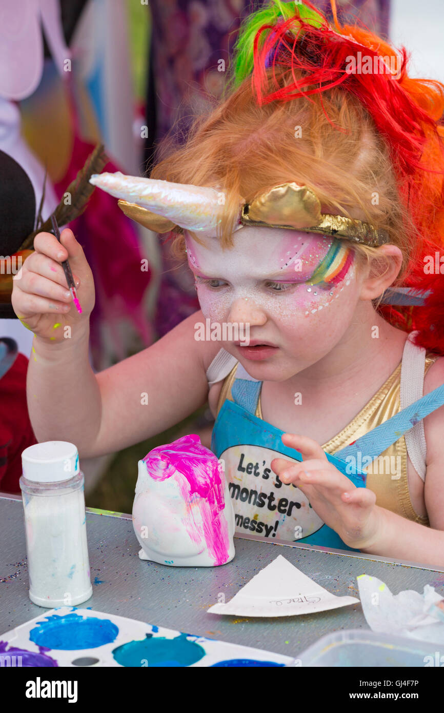Als einhorn gekleidet -Fotos und -Bildmaterial in hoher Auflösung – Alamy