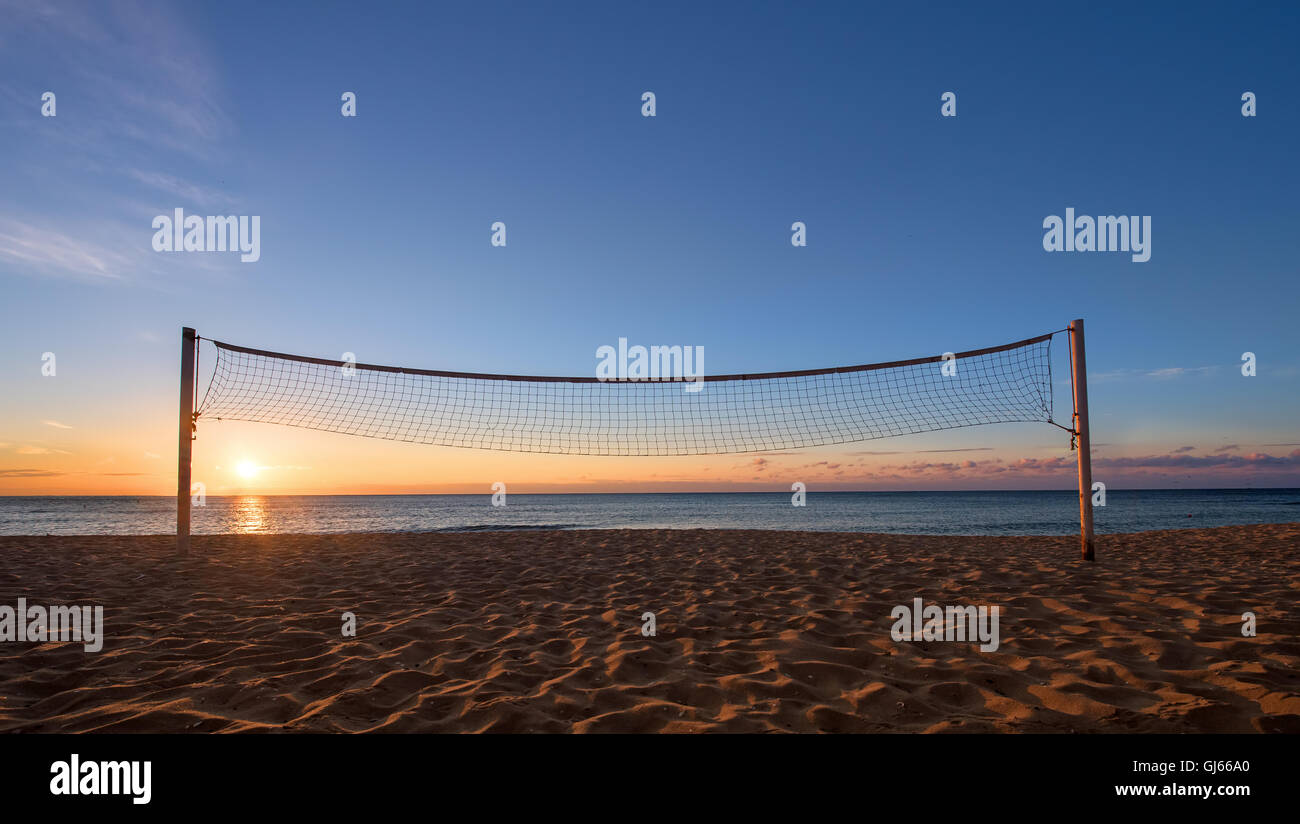 Volleyball spielen am strand -Fotos und -Bildmaterial in hoher ...