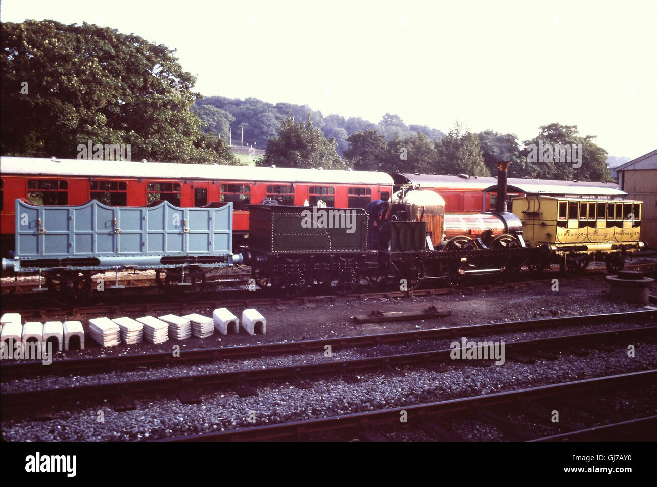 Weiße Himmelsblick über Eisenbahnstrecken in Richtung Hang Bäume, die ...
