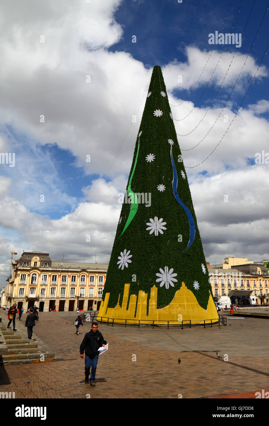 Dreieckiger baum -Fotos und -Bildmaterial in hoher Auflösung – Alamy