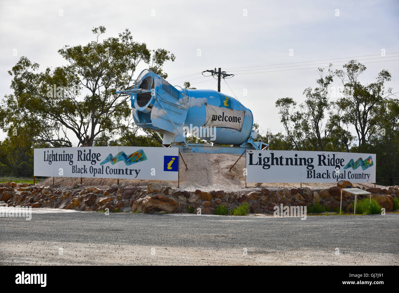 Schild am Eingang zum Lightning Ridge, schwarzer Opal Land mit alten ...