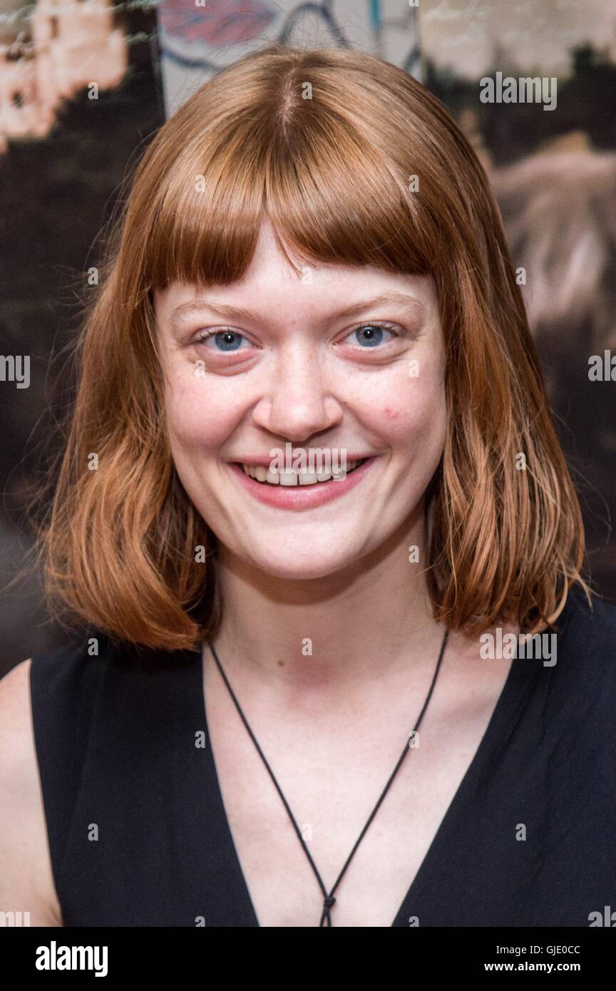 Joshua bell gast promi candids mon paparazziec -Fotos und -Bildmaterial ...