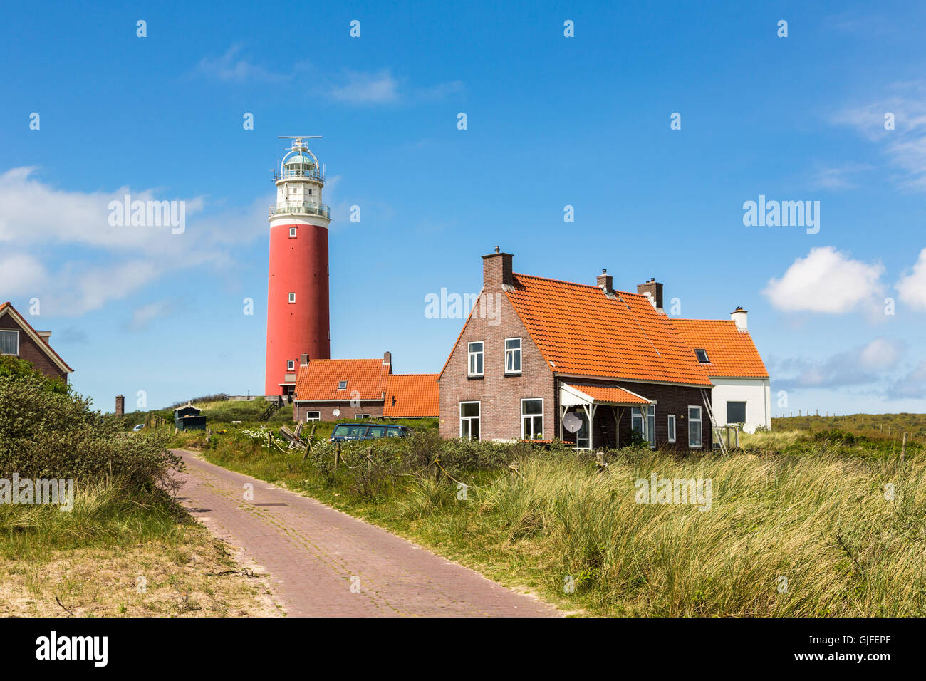 Ein Leuchtturm und ein kleines Dorf auf der Insel Texel in den ...