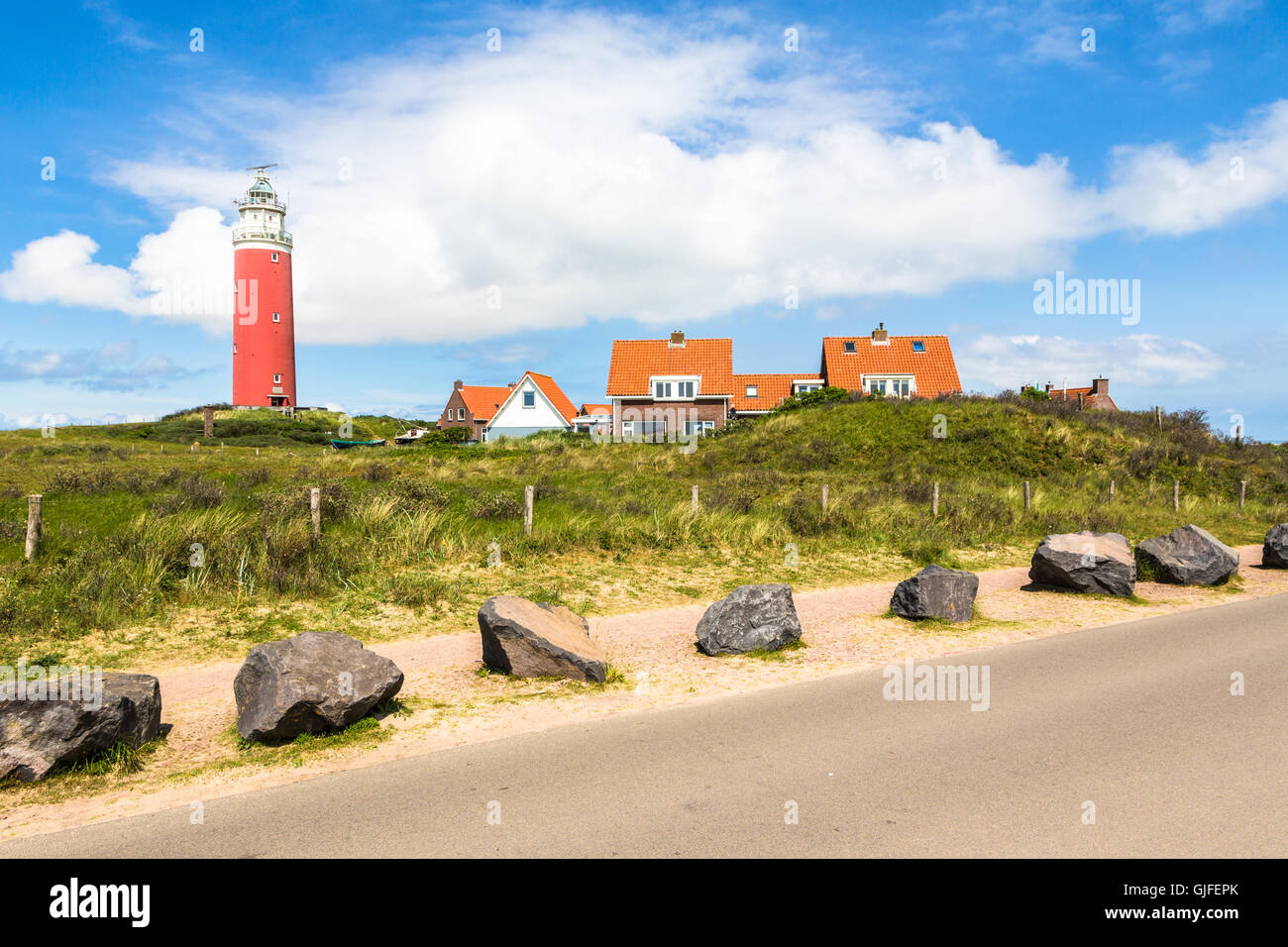 Ein Leuchtturm und ein kleines Dorf auf der Insel Texel in den ...
