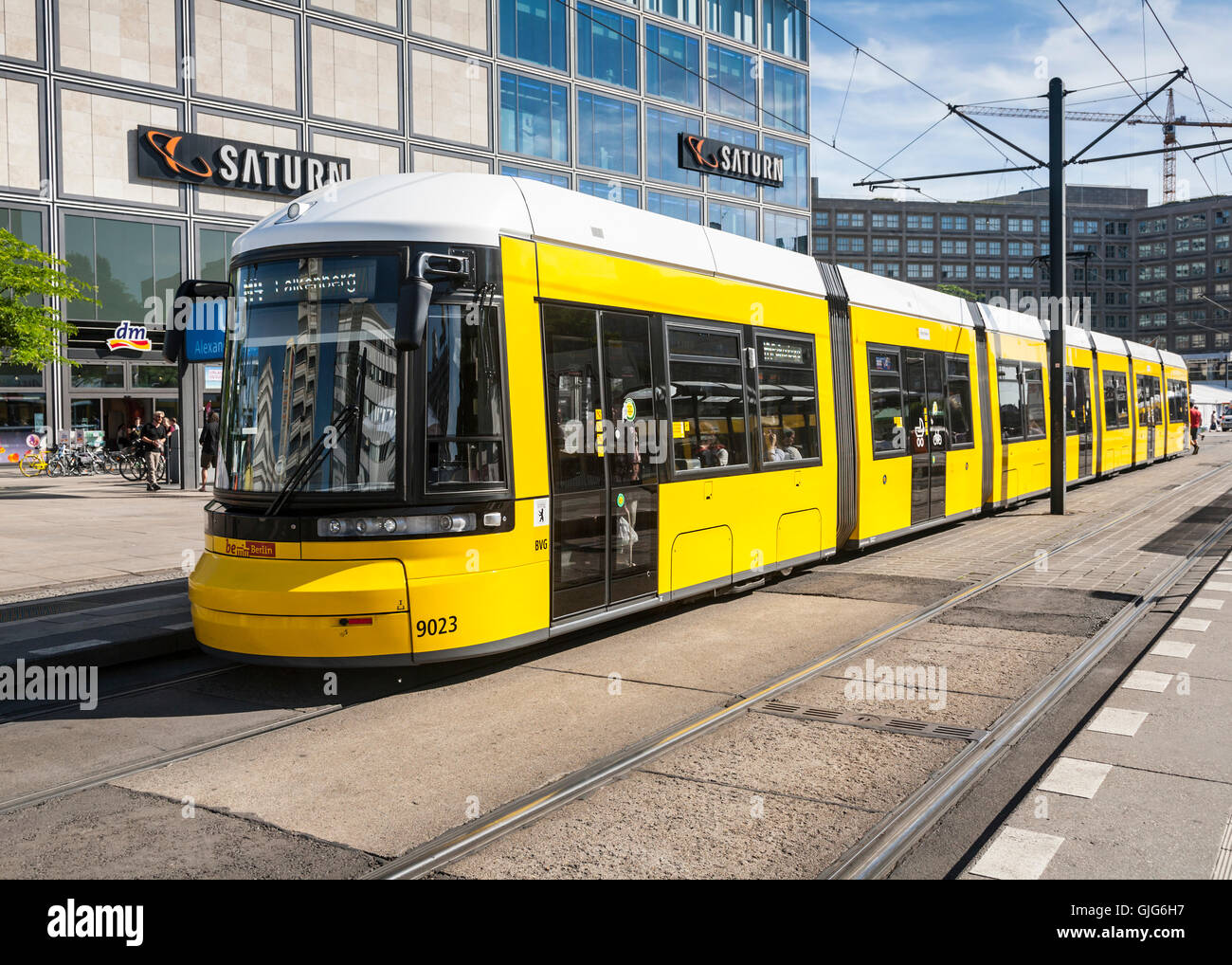 Gelben Straßenbahn am Alexanderplatz, Mitte, Berlin, Deutschland ...