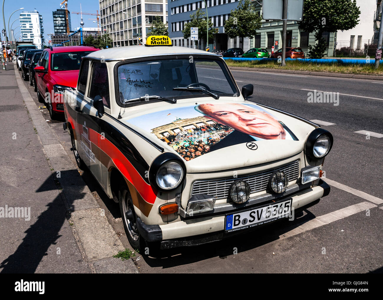 Oldtimer Trabant mit einem Bild von Mikhail Gorbachev auf der ...
