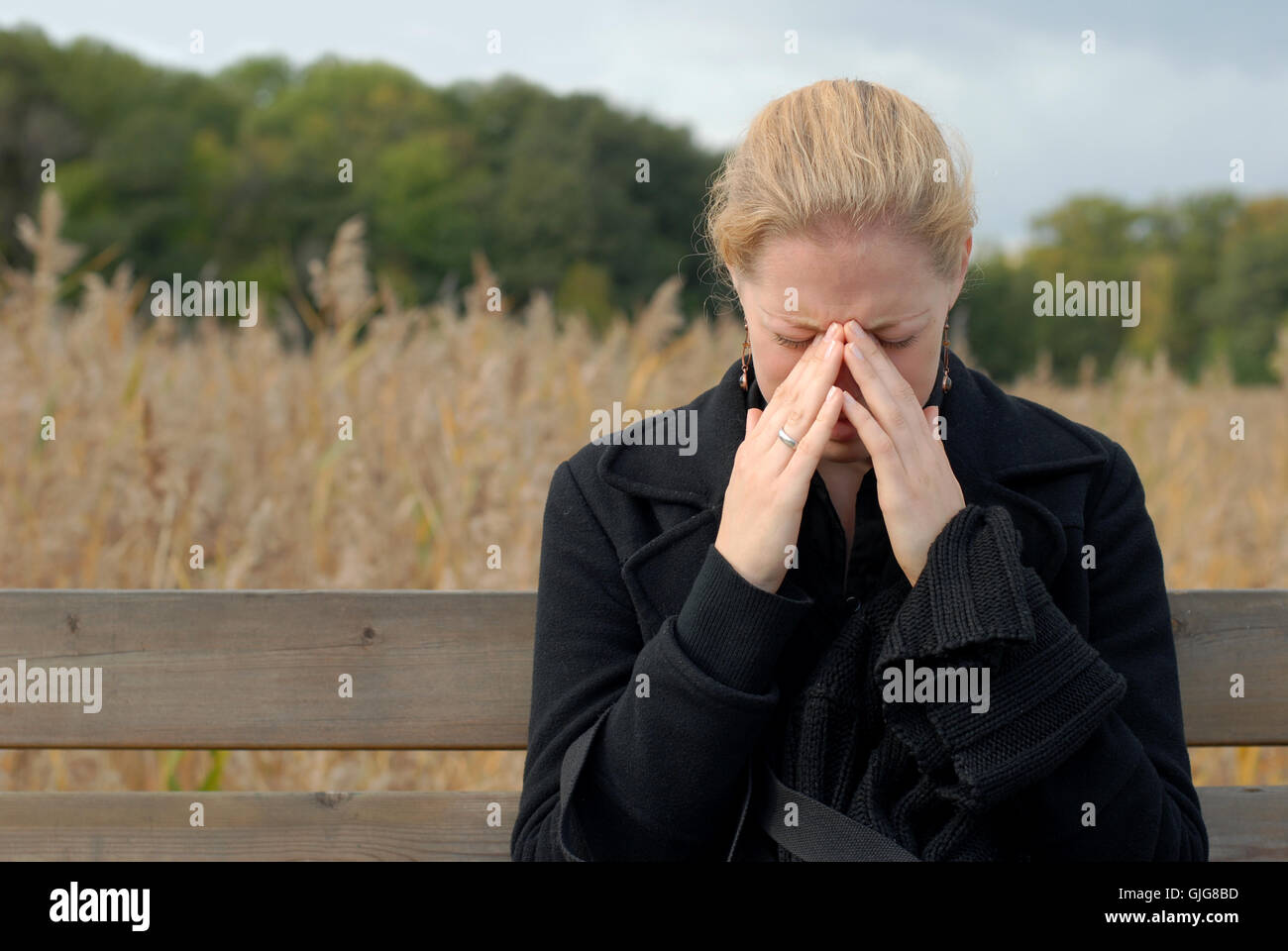 Junge frau mit depressionen -Fotos und -Bildmaterial in hoher Auflösung ...